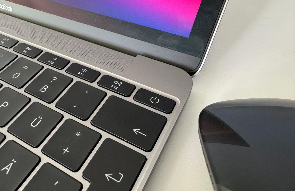 MacBook Neustart erzwingen: Power-Button 10 Sek. gedrückt halten